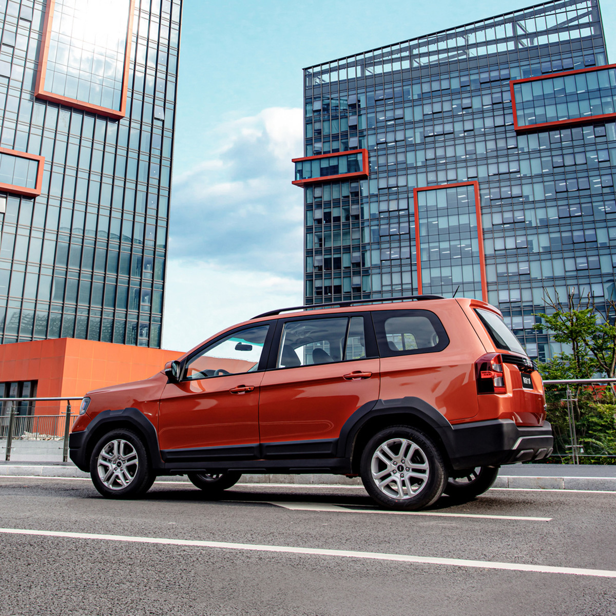 SWM G03F TIGER - SUV De Lux cu 7 Locuri, Performanță și Confort · SUV Cars