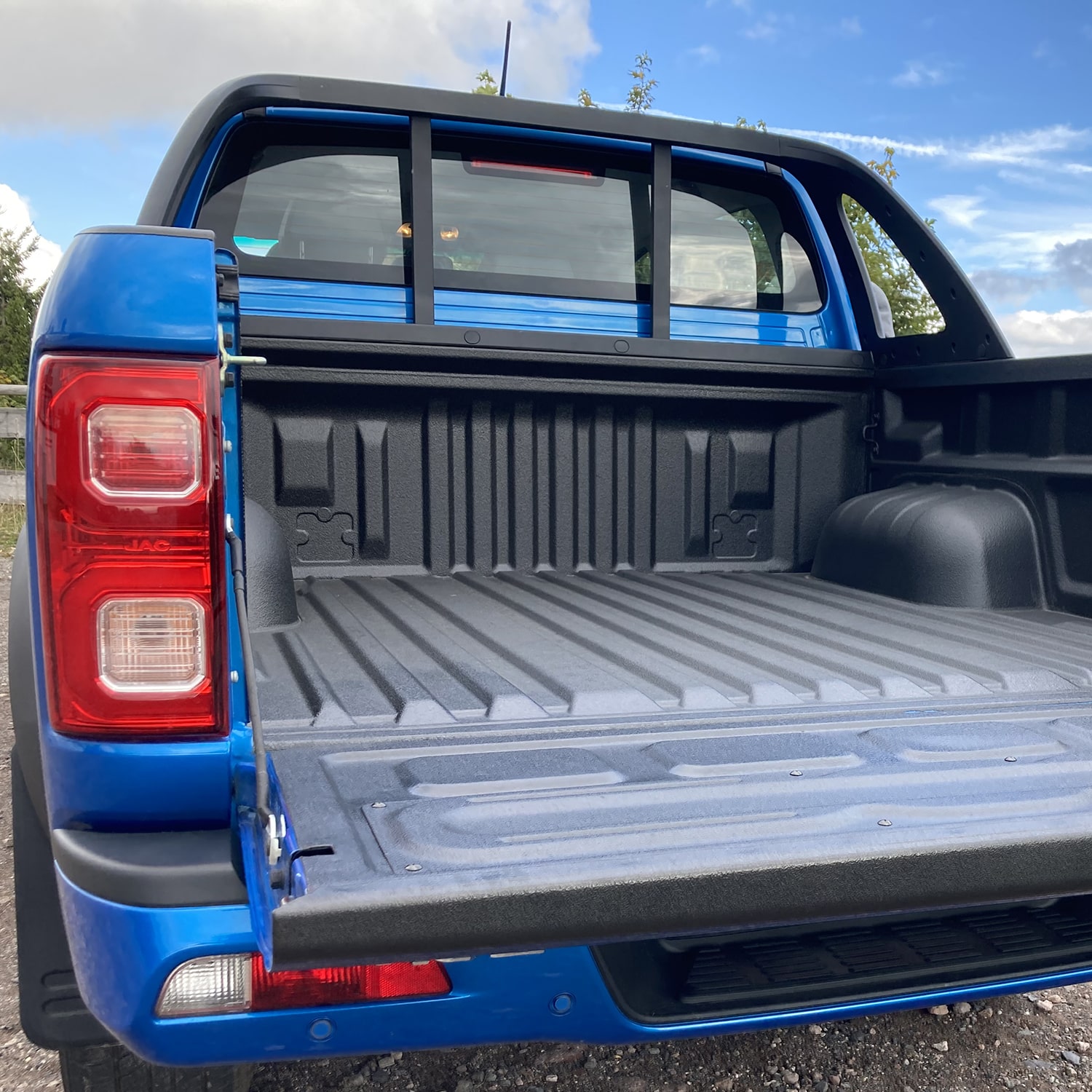 JAC 8 Pickup, 4x4, Manual, benzină, 2.4 turbo · SUV Cars